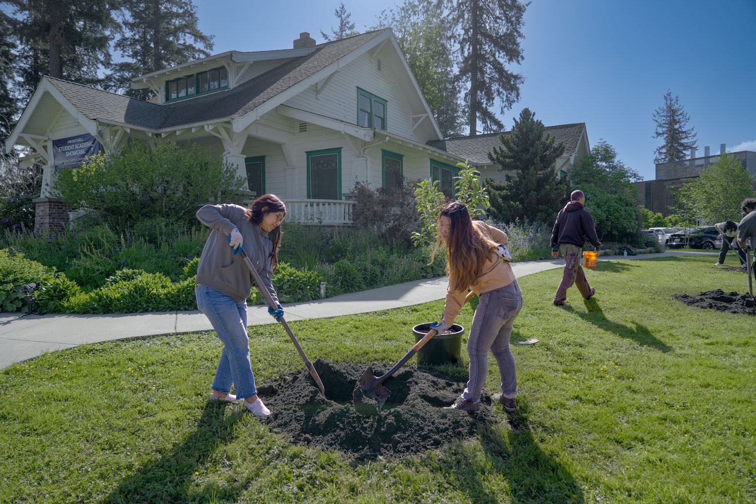 Campus community enjoys the fruits of student work - News